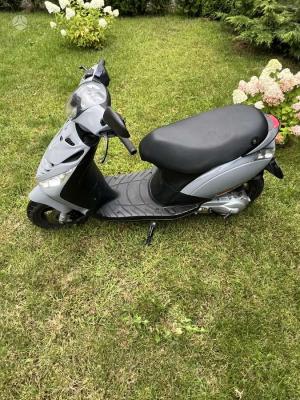 Grey Piaggio ZIP 2014 in Kaunas, with an engine capacity of 49.00 L and mileage of 10 thousand km for 1199 €, photo 6 on AUTOMOTO.COM.LV