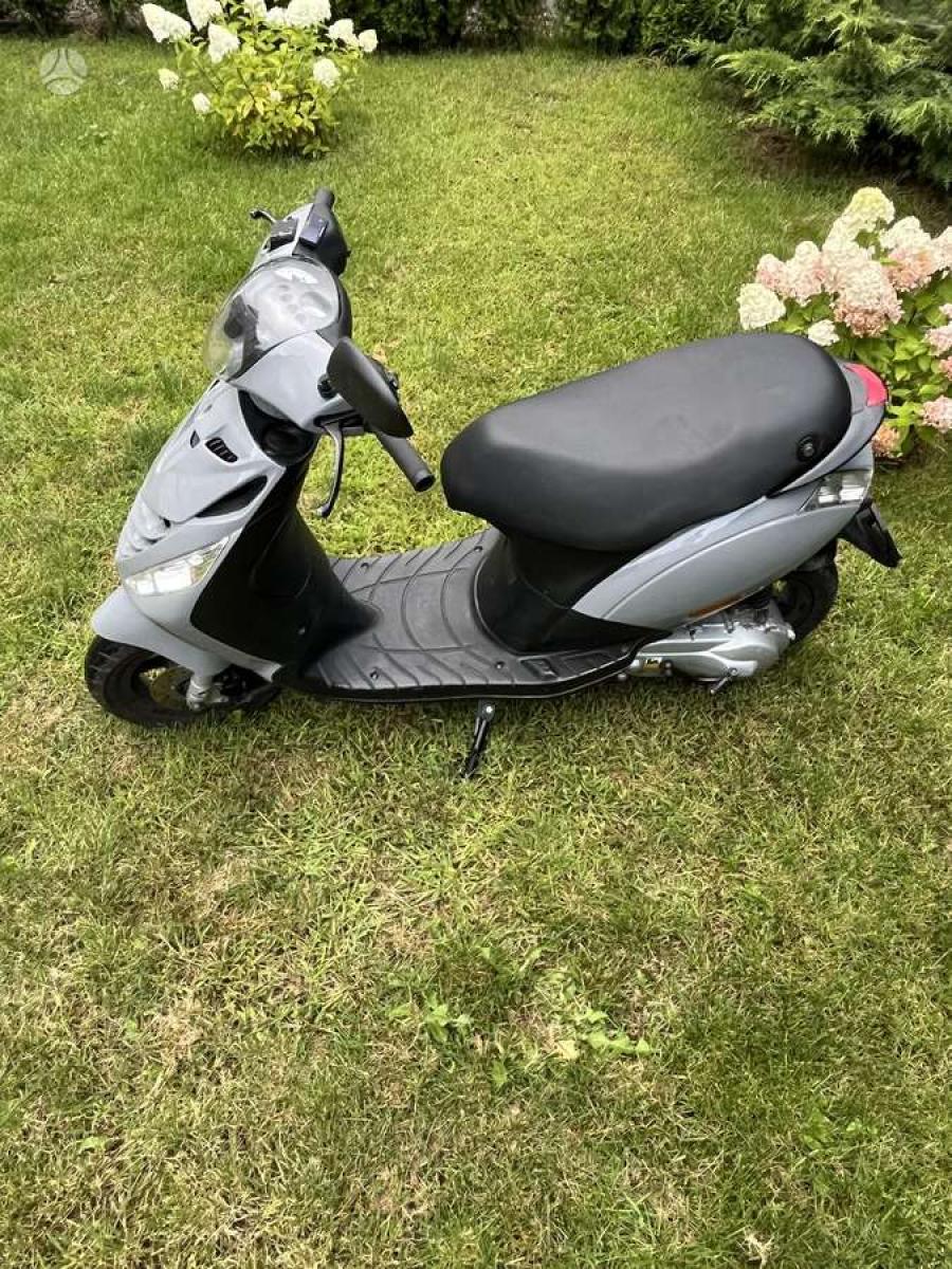 Grey Piaggio ZIP 2014 in Kaunas, with an engine capacity of 49.00 L and mileage of 10 thousand km for 1199 €, photo 6 on AUTOMOTO.COM.LV