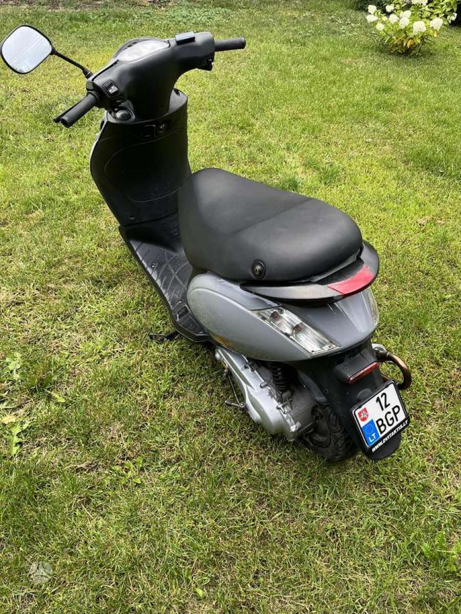 Grey Piaggio ZIP 2014 in Kaunas, with an engine capacity of 49.00 L and mileage of 10 thousand km for 1199 €, photo 7 on AUTOMOTO.COM.LV