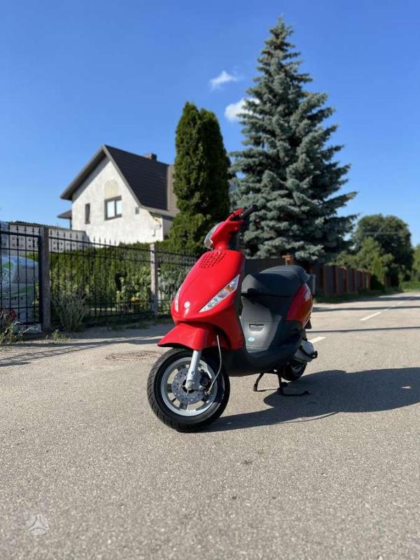 Piaggio ZIP 2004 Kauņa, ar dzinēja tilpumu 50.00 L un nobraukumu 4 tūkst. km par 1220 €, foto 2 vietnē AUTOMOTO.COM.LV