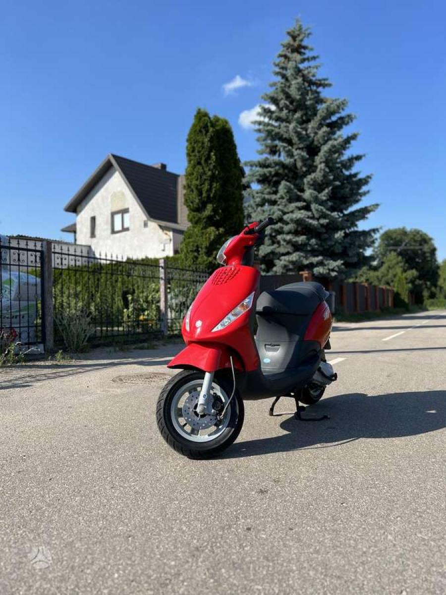 Piaggio ZIP 2004 Kauņa, ar dzinēja tilpumu 50.00 L un nobraukumu 4 tūkst. km par 1220 €, foto 3 vietnē AUTOMOTO.COM.LV