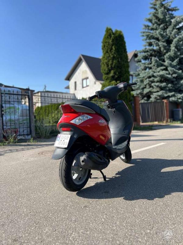 Piaggio ZIP 2004 Kauņa, ar dzinēja tilpumu 50.00 L un nobraukumu 4 tūkst. km par 1220 €, foto 4 vietnē AUTOMOTO.COM.LV