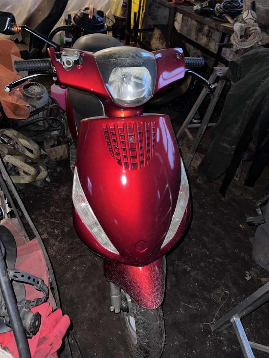 Piaggio ZIP 2007 Vilkaviškis, ar dzinēja tilpumu 0.15 L un nobraukumu 10 tūkst. km par 1300 €, foto 4 vietnē AUTOMOTO.COM.LV