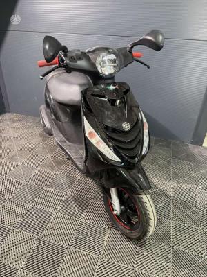 Piaggio ZIP 2024 Tauragė, ar dzinēja tilpumu 49.00 L un nobraukumu 10 tūkst. km par 750 €, foto  vietnē AUTOMOTO.COM.LV