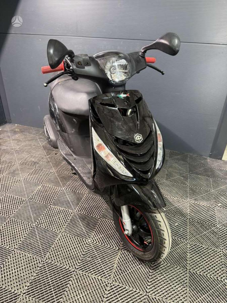 Piaggio ZIP 2024 in Taurage, with an engine capacity of 49.00 L and mileage of 10 thousand km for 750 €, photo 1 on AUTOMOTO.COM.LV