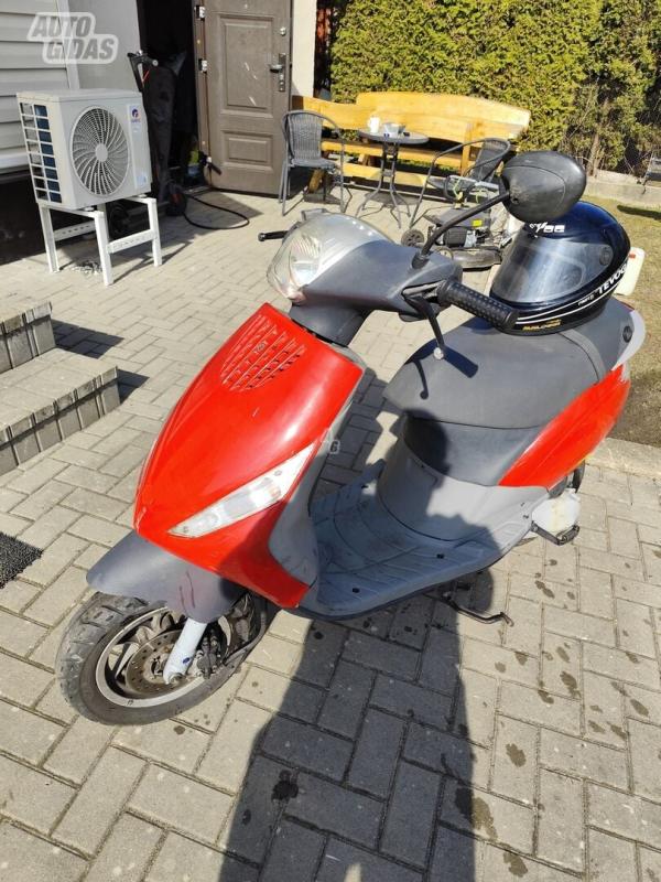 Красный Piaggio ZIP 2009 в Укмерге, объемом двигателя 0.05 л и пробегом 0 тыс. км за 400 €, фото 1 на AUTOMOTO.COM.LV