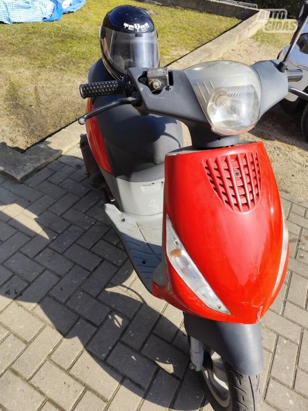 Красный Piaggio ZIP 2009 в Укмерге, объемом двигателя 0.05 л и пробегом 0 тыс. км за 400 €, фото 3 на AUTOMOTO.COM.LV