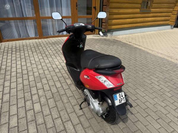 Red Piaggio ZIP 2011 in Utena, with an engine capacity of 49.00 L and mileage of 7 thousand km for 1050 €, photo 2 on AUTOMOTO.COM.LV