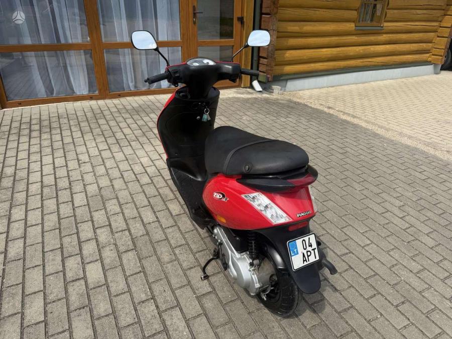 Red Piaggio ZIP 2011 in Utena, with an engine capacity of 49.00 L and mileage of 7 thousand km for 1050 €, photo 3 on AUTOMOTO.COM.LV