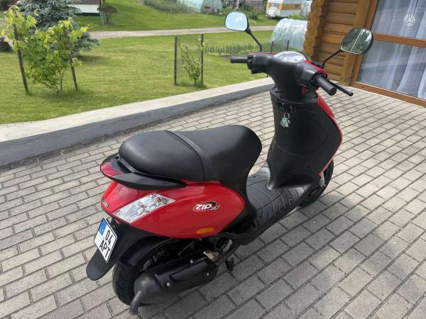 Red Piaggio ZIP 2011 in Utena, with an engine capacity of 49.00 L and mileage of 7 thousand km for 1050 €, photo 3 on AUTOMOTO.COM.LV
