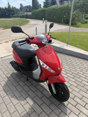 Red Piaggio ZIP 2011 in Utena, with an engine capacity of 49.00 L and mileage of 7 thousand km for 1050 €, photo 5 on AUTOMOTO.COM.LV