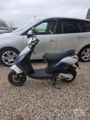 White Piaggio ZIP 2011 in Telschi, with an engine capacity of 0.05 L and mileage of 14 thousand km for 1100 €, photo 4 on AUTOMOTO.COM.LV