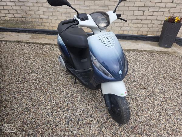 White Piaggio ZIP 2011 in Telschi, with an engine capacity of 0.05 L and mileage of 14 thousand km for 1100 €, photo 4 on AUTOMOTO.COM.LV
