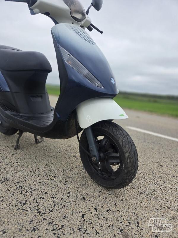 White Piaggio ZIP 2011 in Telschi, with an engine capacity of 0.05 L and mileage of 14 thousand km for 1100 €, photo 7 on AUTOMOTO.COM.LV