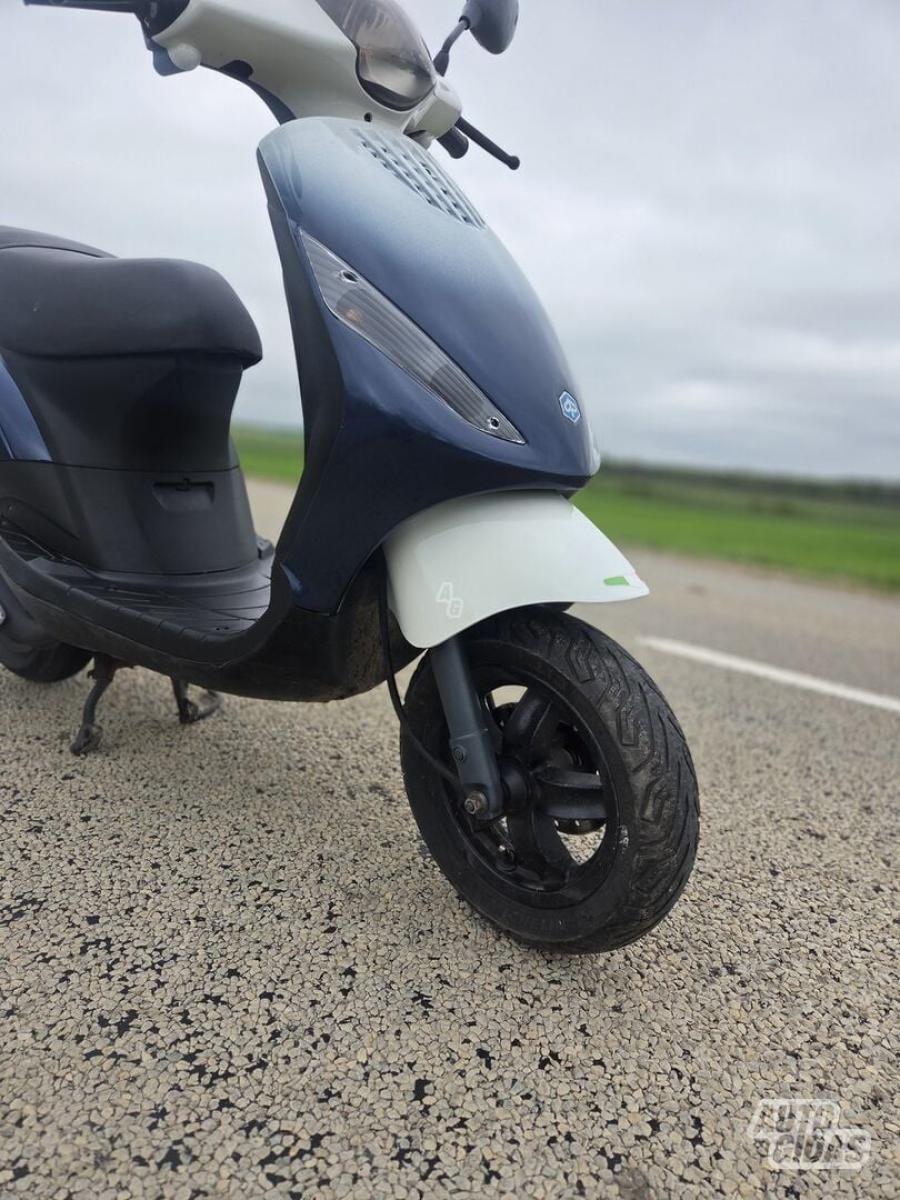 White Piaggio ZIP 2011 in Telschi, with an engine capacity of 0.05 L and mileage of 14 thousand km for 1100 €, photo 8 on AUTOMOTO.COM.LV