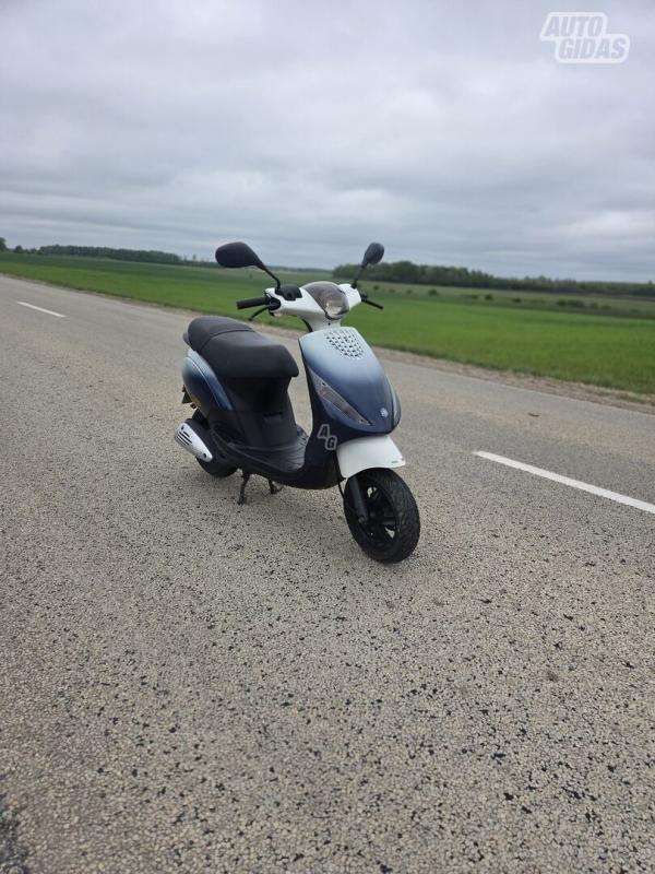 White Piaggio ZIP 2011 in Telschi, with an engine capacity of 0.05 L and mileage of 14 thousand km for 1100 €, photo 9 on AUTOMOTO.COM.LV
