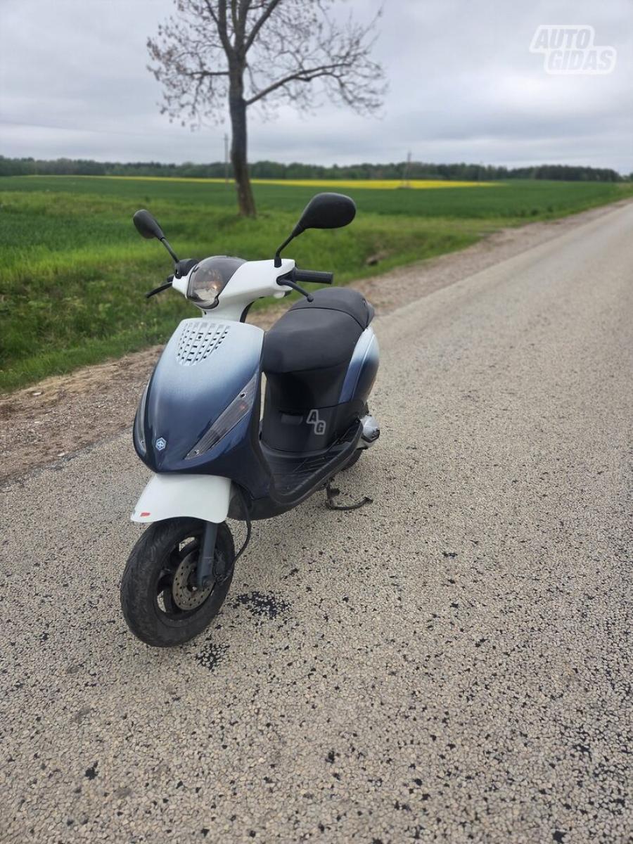 White Piaggio ZIP 2011 in Telschi, with an engine capacity of 0.05 L and mileage of 14 thousand km for 1100 €, photo 12 on AUTOMOTO.COM.LV