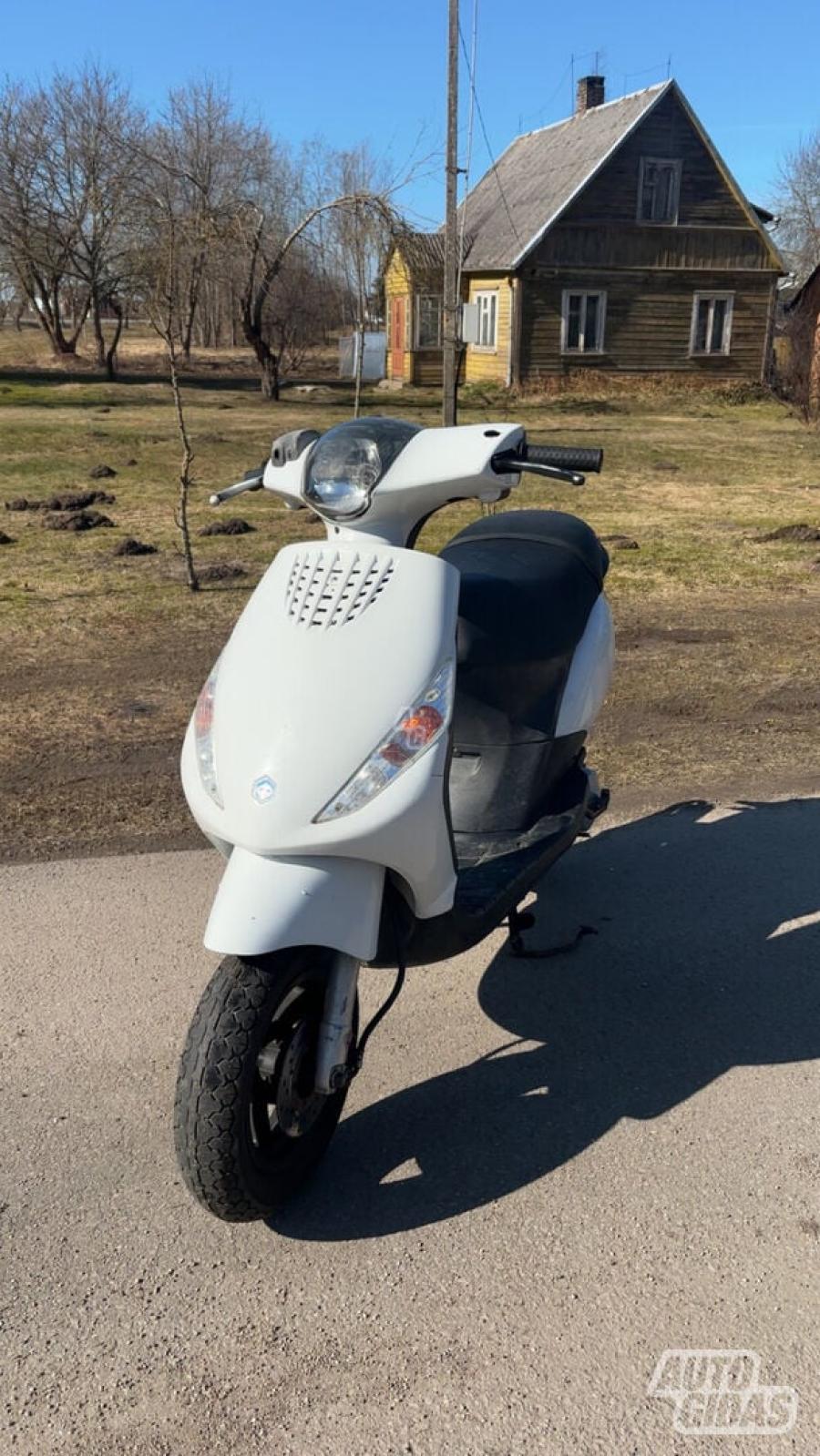 Balts Piaggio ZIP 2013 Kelmė, ar dzinēja tilpumu 0.05 L un nobraukumu 24 tūkst. km par 1050 €, foto 5 vietnē AUTOMOTO.COM.LV