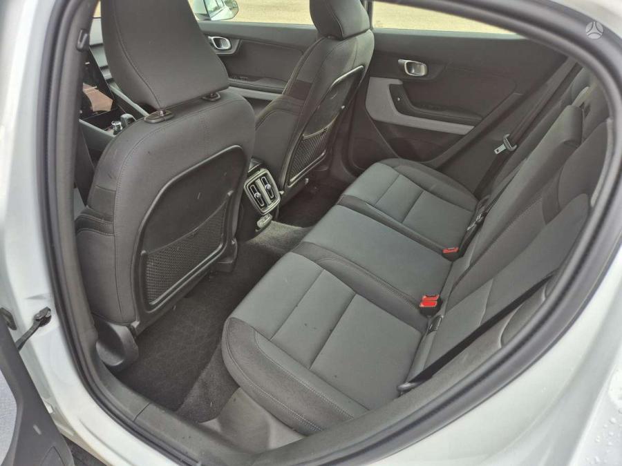 White Polestar 2 2021 in Mazeikiai, with an engine capacity of 0.00 L and mileage of 138 thousand km for 15800 €, photo 12 on AUTOMOTO.COM.LV
