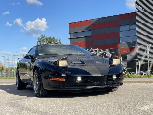 Black Pontiac Firebird 1994 in Vilnius, with an engine capacity of 3.35 L and mileage of 238 thousand km for 6299 €, photo 3 on AUTOMOTO.COM.LV