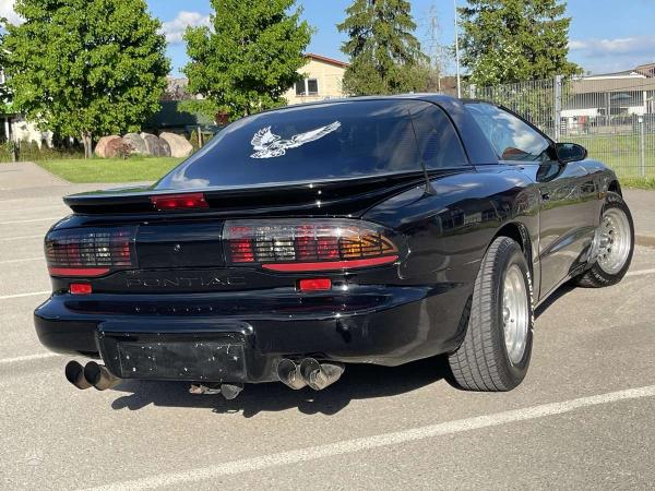 Black Pontiac Firebird 1994 in Vilnius, with an engine capacity of 3.35 L and mileage of 238 thousand km for 6299 €, photo 9 on AUTOMOTO.COM.LV