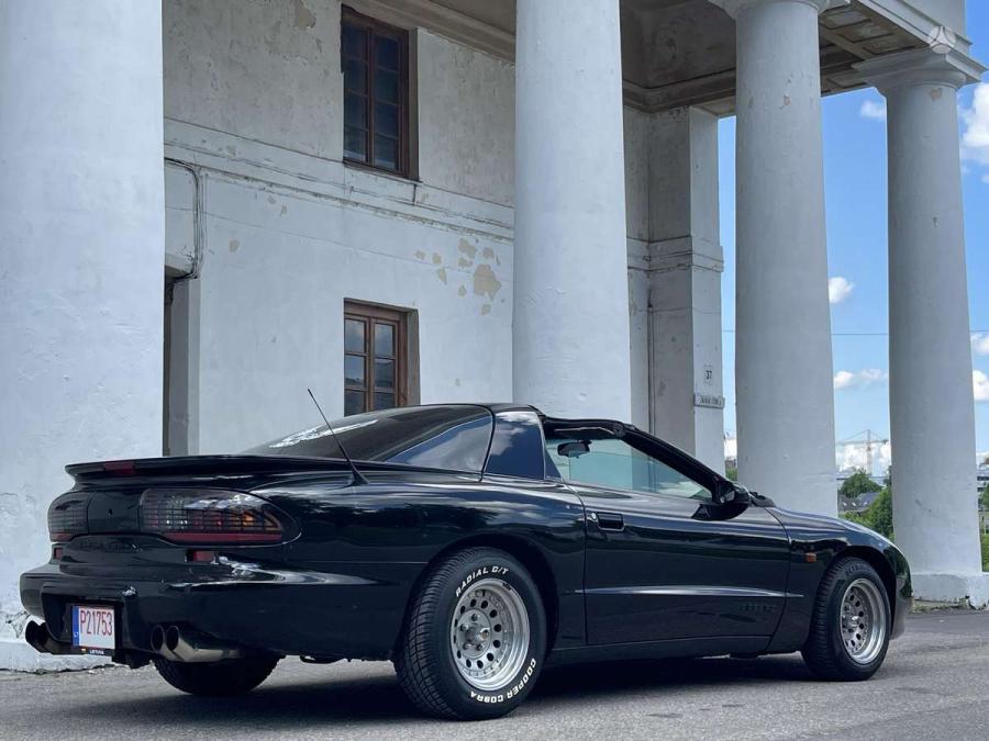 Black Pontiac Firebird 1994 in Vilnius, with an engine capacity of 3.35 L and mileage of 235 thousand km for 6299 €, photo 4 on AUTOMOTO.COM.LV