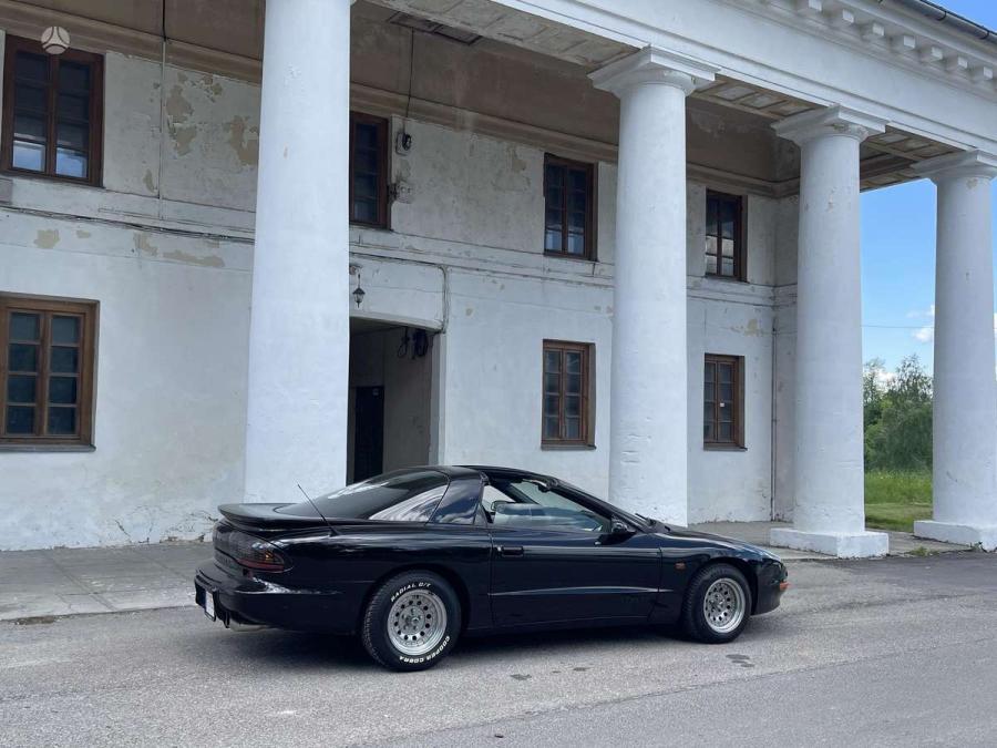 Black Pontiac Firebird 1994 in Vilnius, with an engine capacity of 3.35 L and mileage of 235 thousand km for 6299 €, photo 6 on AUTOMOTO.COM.LV