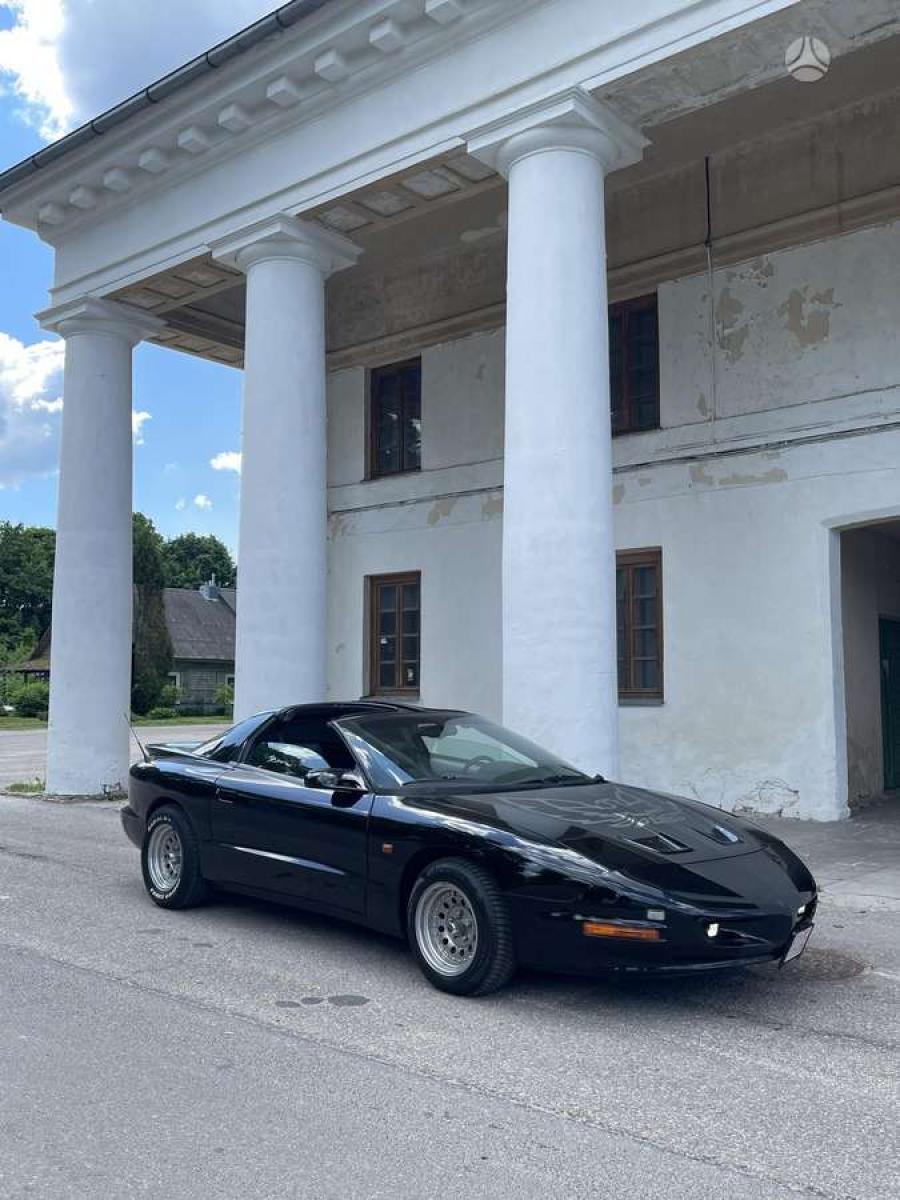 Black Pontiac Firebird 1994 in Vilnius, with an engine capacity of 3.35 L and mileage of 235 thousand km for 6299 €, photo 7 on AUTOMOTO.COM.LV