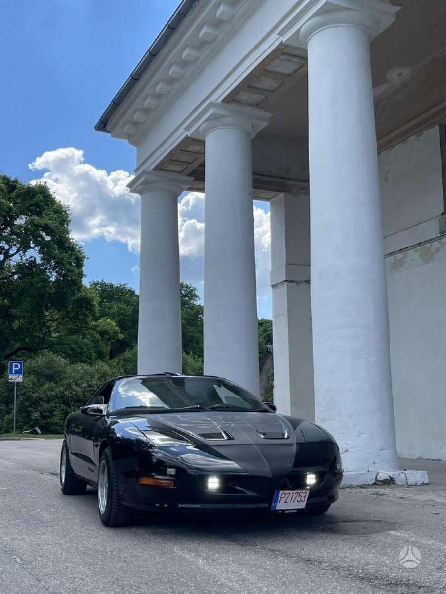 Black Pontiac Firebird 1994 in Vilnius, with an engine capacity of 3.35 L and mileage of 235 thousand km for 6299 €, photo 8 on AUTOMOTO.COM.LV