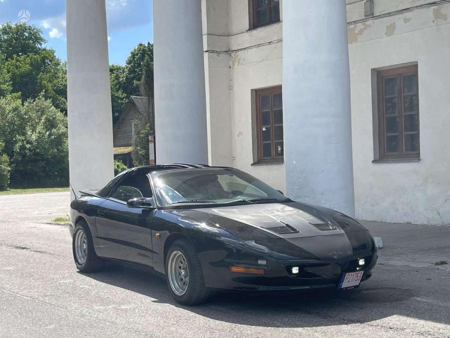 Black Pontiac Firebird 1994 in Vilnius, with an engine capacity of 3.35 L and mileage of 235 thousand km for 6299 €, photo 9 on AUTOMOTO.COM.LV