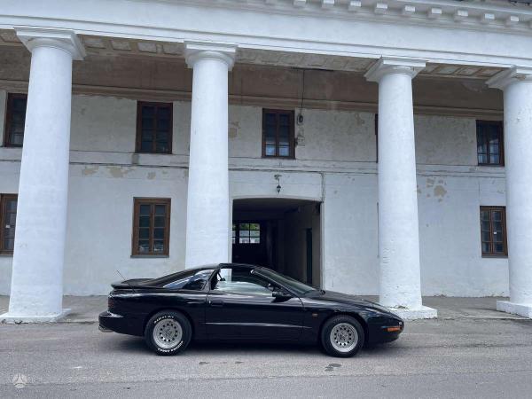 Melns Pontiac Firebird 1994 Viļņa, ar dzinēja tilpumu 3.35 L un nobraukumu 235 tūkst. km par 5700 €, foto 5 vietnē AUTOMOTO.COM.LV