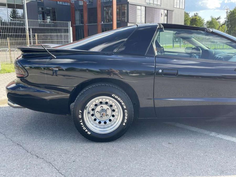 Black Pontiac Firebird 1994 in Vilnius, with an engine capacity of 3.35 L and mileage of 235 thousand km for 5800 €, photo 1 on AUTOMOTO.COM.LV