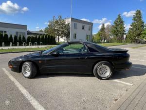 Black Pontiac Firebird 1994 in Vilnius, with an engine capacity of 3.35 L and mileage of 235 thousand km for 5800 €, photo 7 on AUTOMOTO.COM.LV