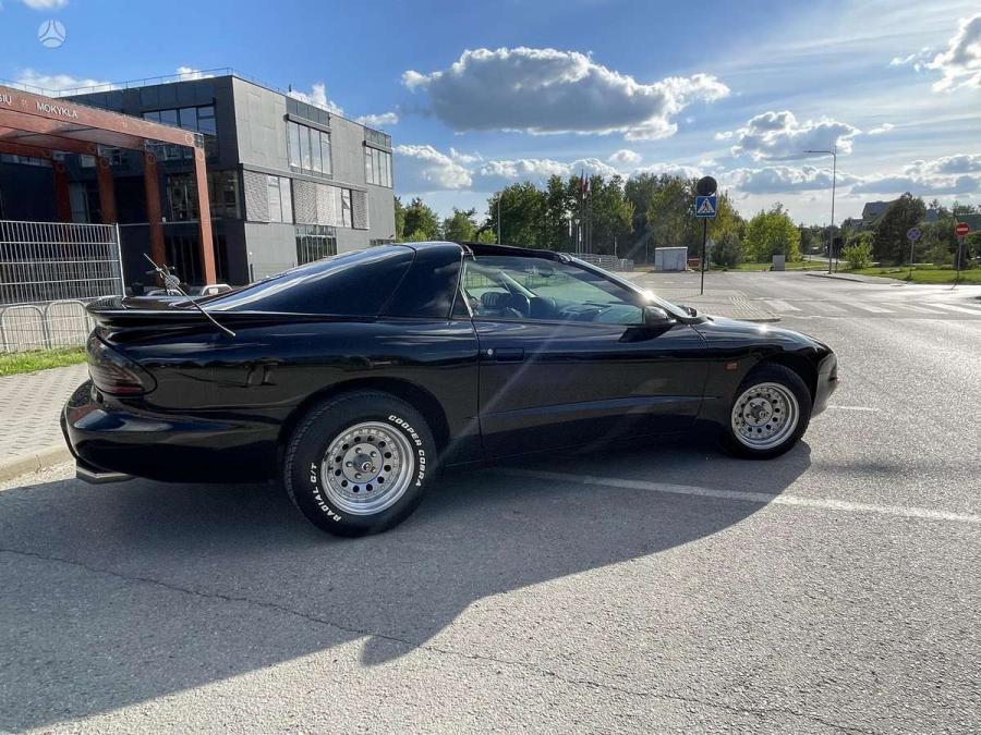 Black Pontiac Firebird 1994 in Vilnius, with an engine capacity of 3.35 L and mileage of 235 thousand km for 5800 €, photo 8 on AUTOMOTO.COM.LV