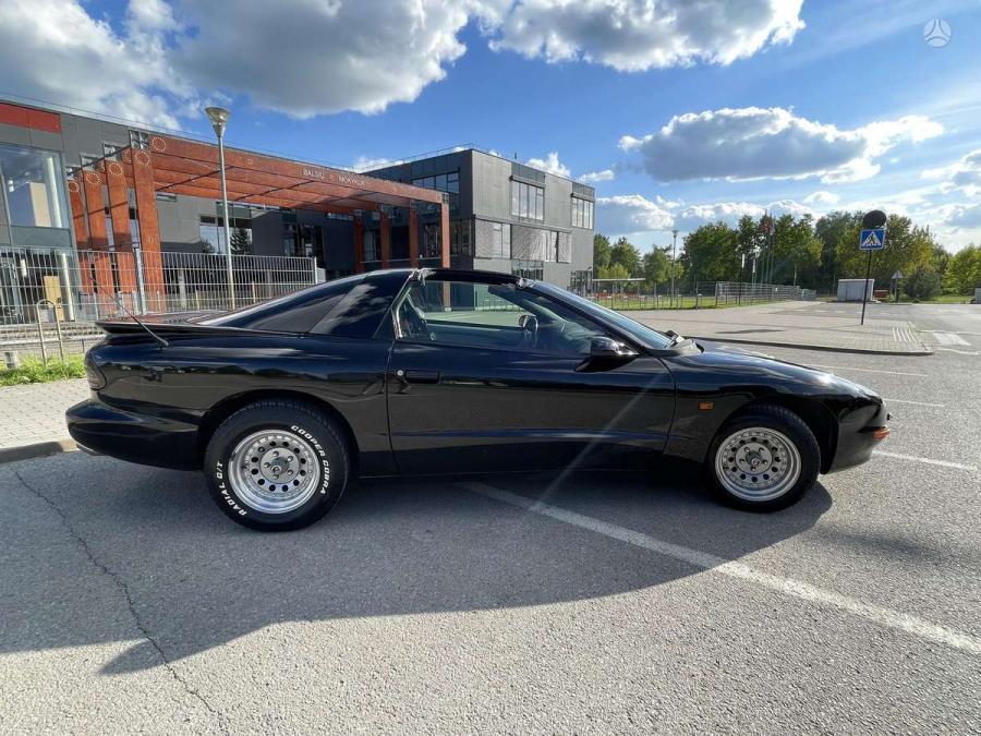 Black Pontiac Firebird 1994 in Vilnius, with an engine capacity of 3.35 L and mileage of 235 thousand km for 5800 €, photo 10 on AUTOMOTO.COM.LV
