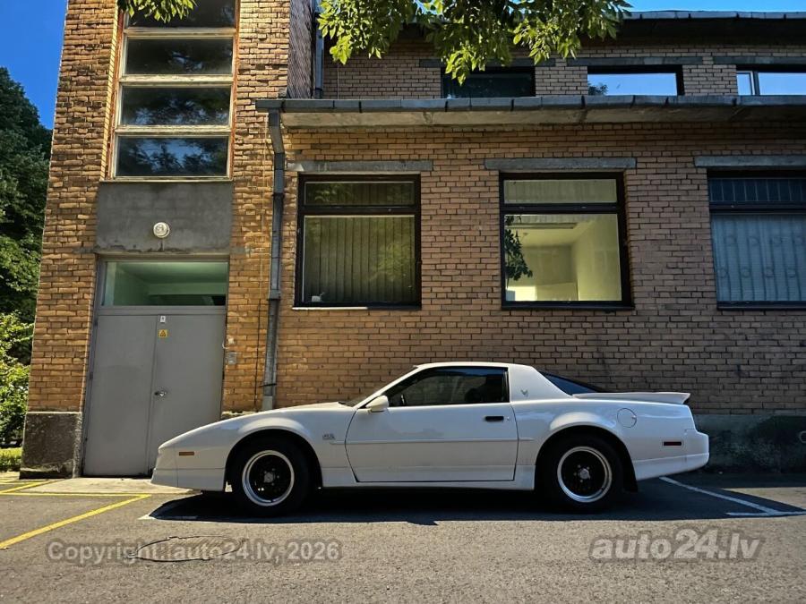 White Pontiac Firebird 1991 in Tallinn, with an engine capacity of 5.70 L and mileage of 88 thousand km for 18000 €, photo 4 on AUTOMOTO.COM.LV