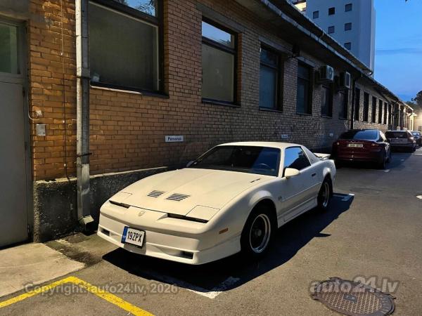 White Pontiac Firebird 1991 in Tallinn, with an engine capacity of 5.70 L and mileage of 88 thousand km for 18000 €, photo 4 on AUTOMOTO.COM.LV