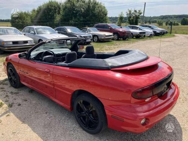 Red Pontiac Sunfire 2000 in Prienai, with an engine capacity of 2.39 L and mileage of 128 thousand km for 3999 €, photo 6 on AUTOMOTO.COM.LV
