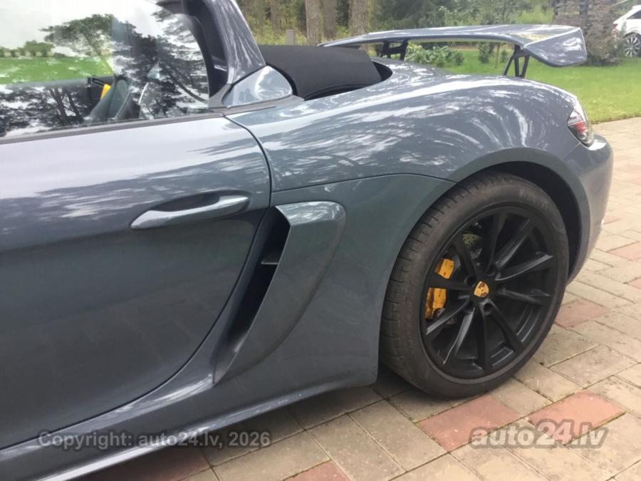 Grey Porsche 718 2017 in Tartu, with an engine capacity of 2.00 L and mileage of 75 thousand km for 57500 €, photo 17 on AUTOMOTO.COM.LV