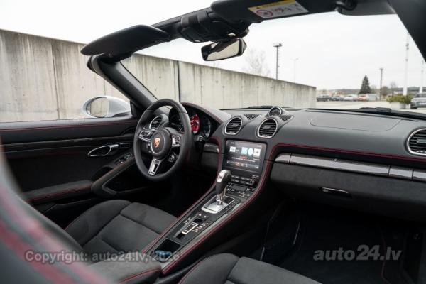 Pelēks Porsche 718 2025 Tartu, ar dzinēja tilpumu 4.00 L un nobraukumu 2 tūkst. km par 110000 €, foto 3 vietnē AUTOMOTO.COM.LV