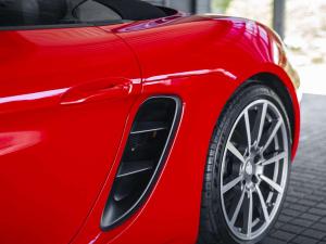 Red Porsche 718 2022 in Vilnius, with an engine capacity of 0.00 L and mileage of 13 thousand km for 64911 €, photo 15 on AUTOMOTO.COM.LV