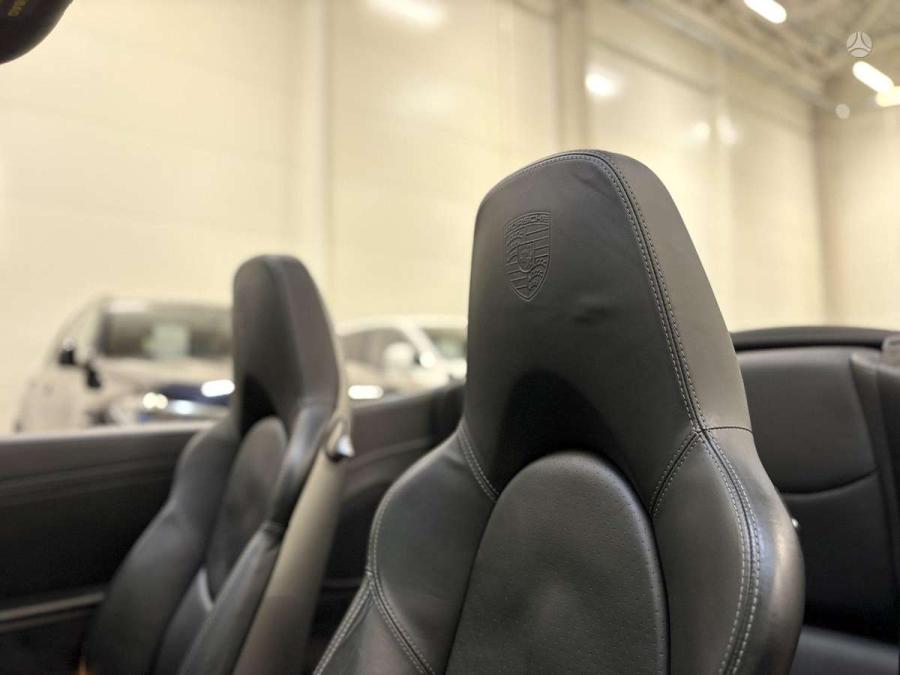 Black Porsche 911 2008 in Vilnius, with an engine capacity of 3.60 L and mileage of 93 thousand km for 72490 €, photo 17 on AUTOMOTO.COM.LV