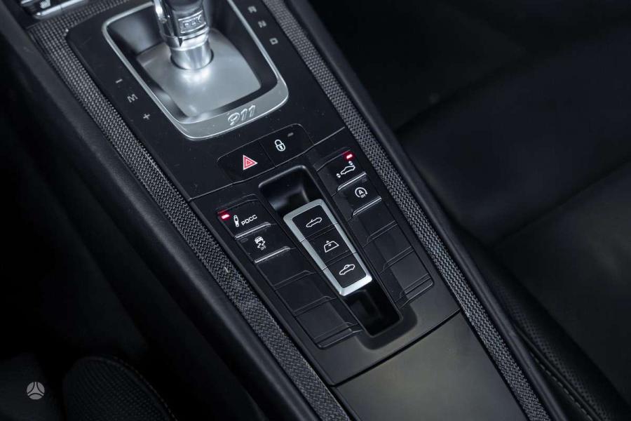 Black Porsche 911 2016 in Vilnius, with an engine capacity of 3.80 L and mileage of 125 thousand km for 104500 €, photo 30 on AUTOMOTO.COM.LV