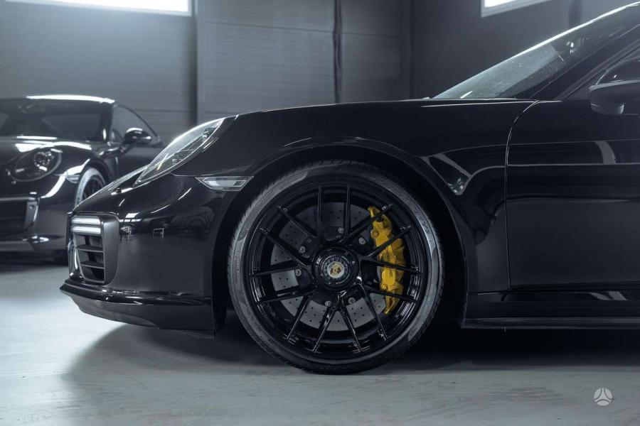Black Porsche 911 2016 in Vilnius, with an engine capacity of 3.80 L and mileage of 125 thousand km for 109999 €, photo 9 on AUTOMOTO.COM.LV