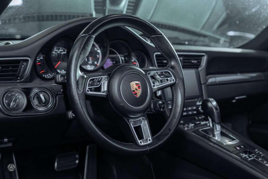Black Porsche 911 2016 in Vilnius, with an engine capacity of 3.80 L and mileage of 125 thousand km for 109999 €, photo 15 on AUTOMOTO.COM.LV