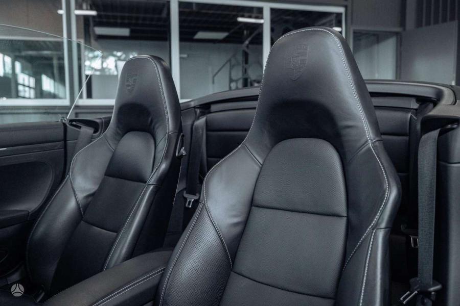 Black Porsche 911 2016 in Vilnius, with an engine capacity of 3.80 L and mileage of 125 thousand km for 109999 €, photo 16 on AUTOMOTO.COM.LV