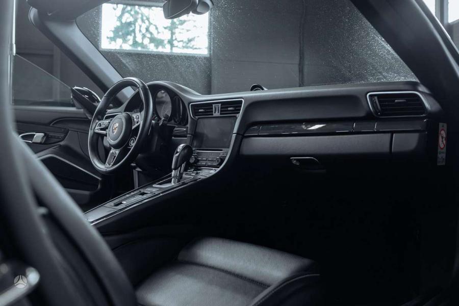 Black Porsche 911 2016 in Vilnius, with an engine capacity of 3.80 L and mileage of 125 thousand km for 109999 €, photo 17 on AUTOMOTO.COM.LV