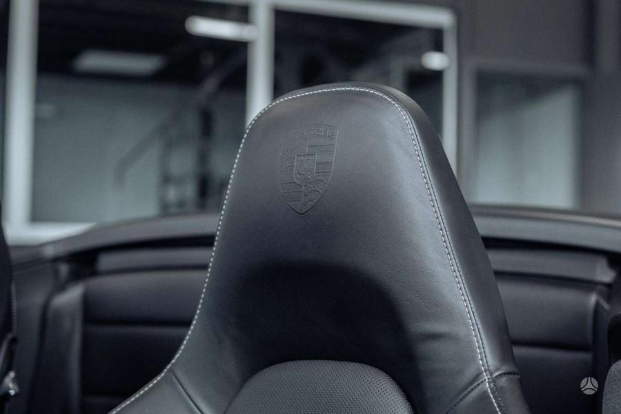Black Porsche 911 2016 in Vilnius, with an engine capacity of 3.80 L and mileage of 125 thousand km for 109999 €, photo 36 on AUTOMOTO.COM.LV