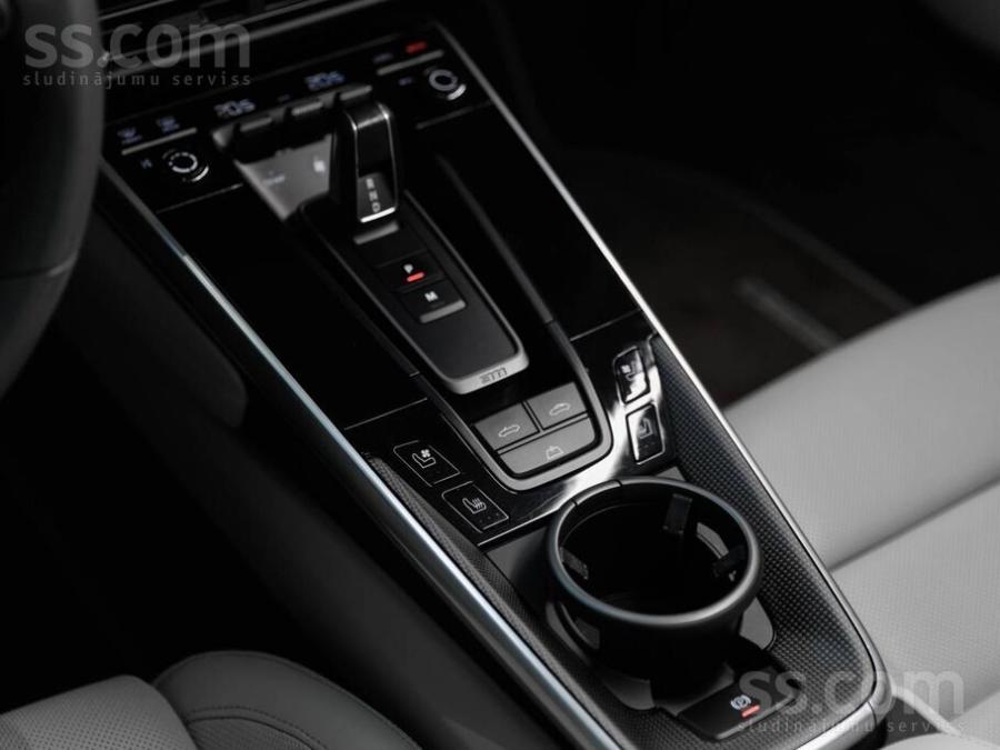 Черный Порше 911 2023 в Рига, объемом двигателя 3.00 л и пробегом 52 тыс. км за 150000 €, фото 36 на AUTOMOTO.COM.LV