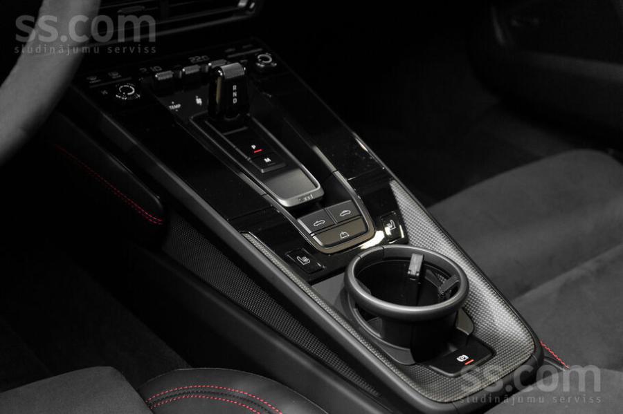Melns Porsche 911 2024 Rīga, ar dzinēja tilpumu 3.00 L un nobraukumu 4 tūkst. km par 169000 €, foto 34 vietnē AUTOMOTO.COM.LV